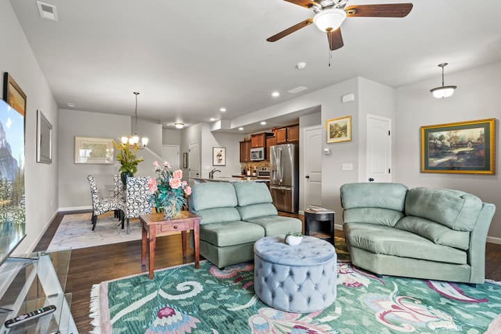 Rocky Mountain Views & Prime Location - Colorado Springs, CO