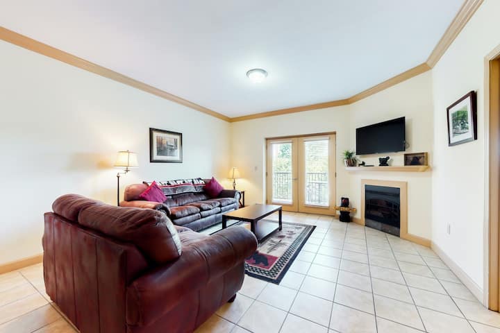 1br + Bunk Nook W/ Pools & Free Attraction Tickets - Pigeon Forge, TN