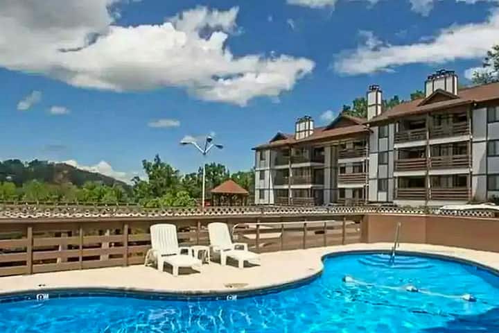 Mountain Views! 2br W/ Free Attraction Tickets - Gatlinburg