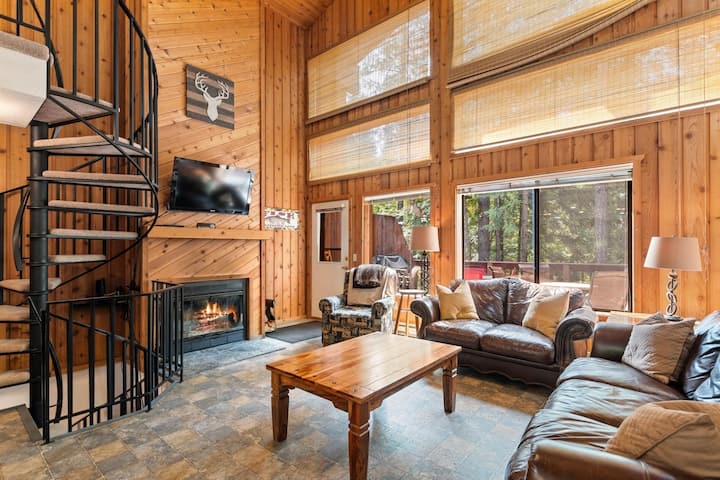 Ptarmigan Hideout- Hot Tub! Community Pool Access! - Whitefish, MT