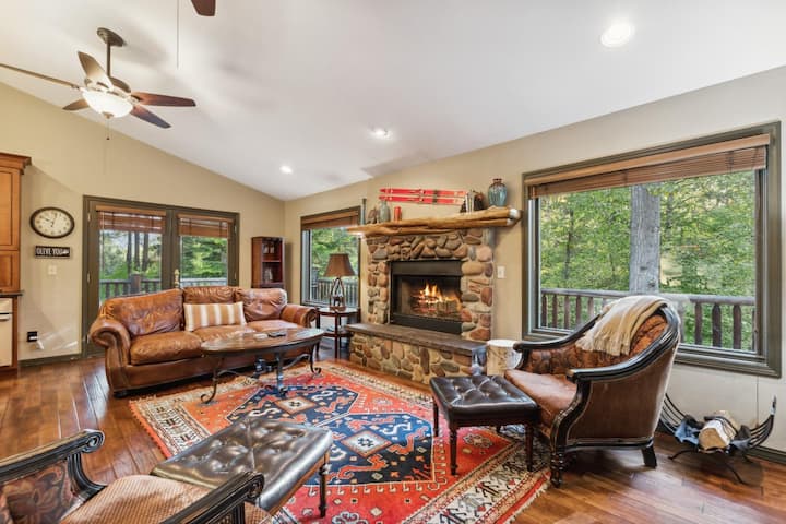 Scout's Retreat- Dog-friendly! Hot Tub! Parking! - Whitefish, MT