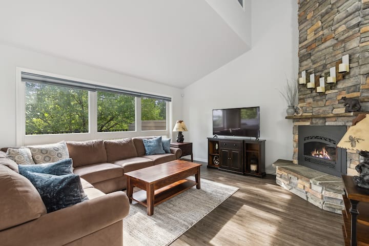 Tee Time -Charming Meadow Lake Townhome! Hot Tub! - Columbia Falls, MT