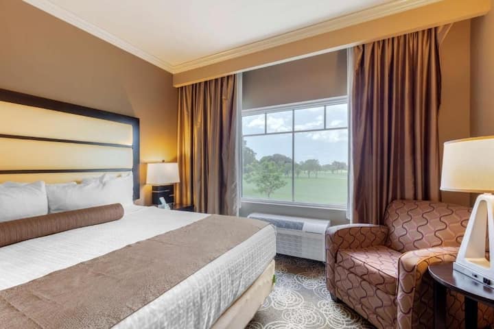 King Room Near Curtiss Mansion Mia - Hialeah, FL