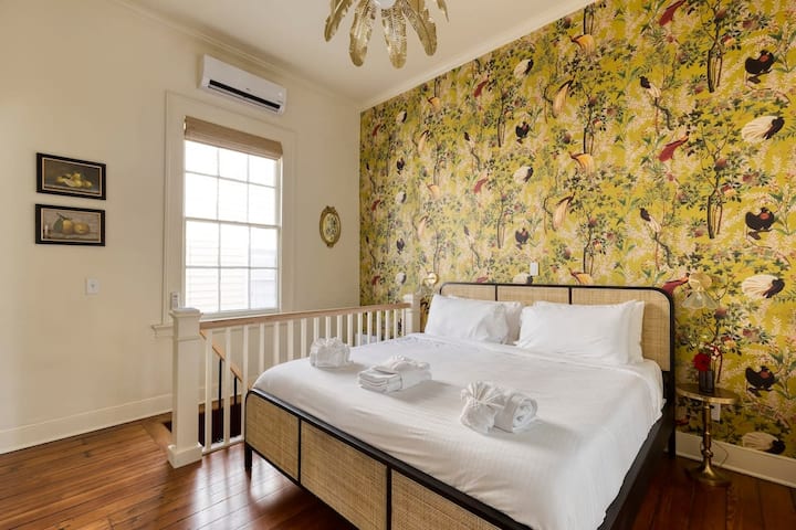 The Ashley Speakeasy King Suite Includes Breakfast - Charleston, SC