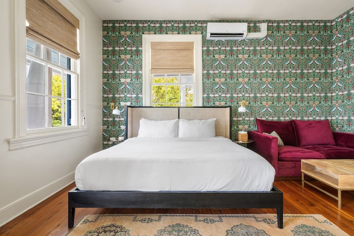 The Ashley Veranda King Suite Includes Breakfast - Charleston, SC