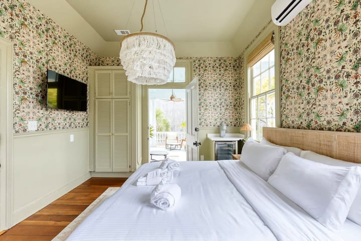King Veranda Suite With Breakfast - Charleston, SC