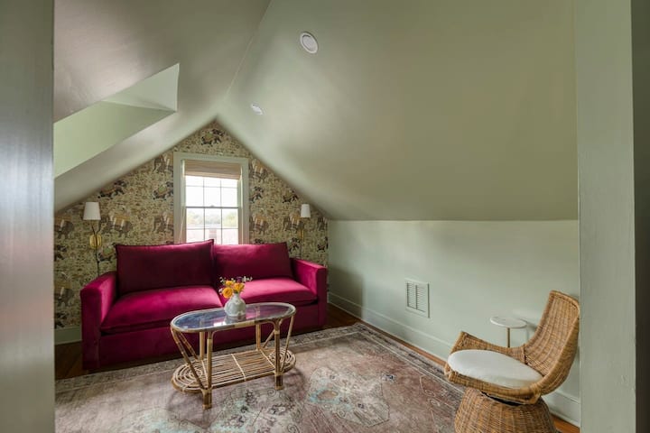 Third Floor Walkup King Suite Includes Breakfast - Charleston, SC