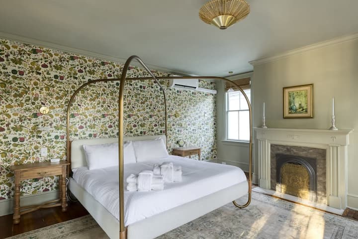 The Nicholas Veranda King Suite - Steps To King - Charleston, SC