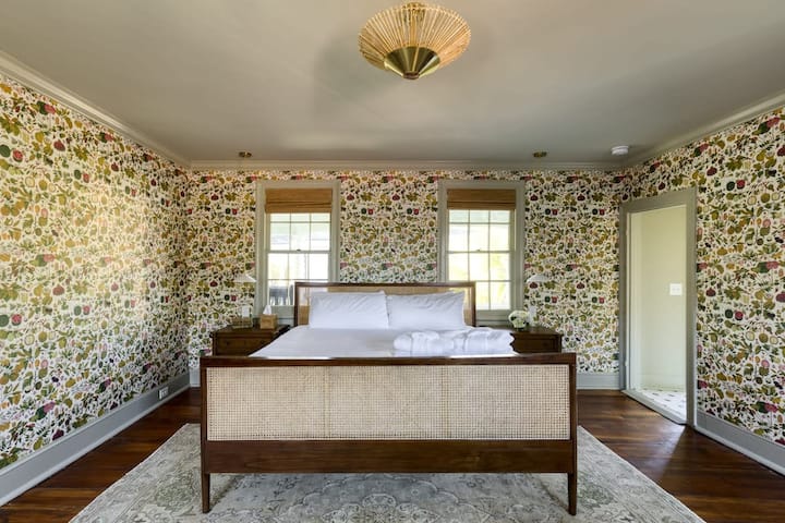 The Nicholas Veranda King Suite - Walk To King - Charleston, SC