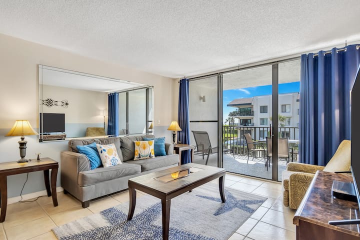 Pool/ocean View 2nd Floor Condo - Cape Canaveral, FL