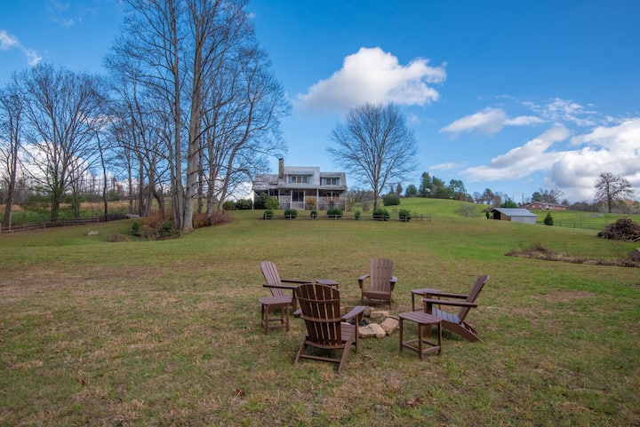 New River Frontage! Firepit, Fireplace Huge Porch! - West Jefferson, NC