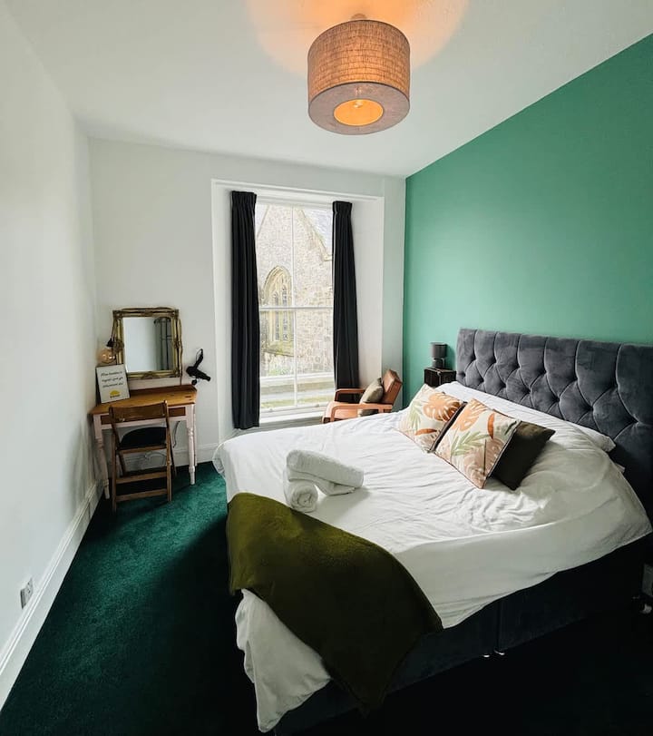 2 Historic Tenby Tourist Favourite -Steps To Beach - Tenby