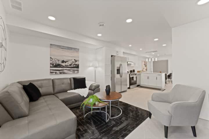 Luxury 171-9 Condos With Magnificent Lakeview - Leamington