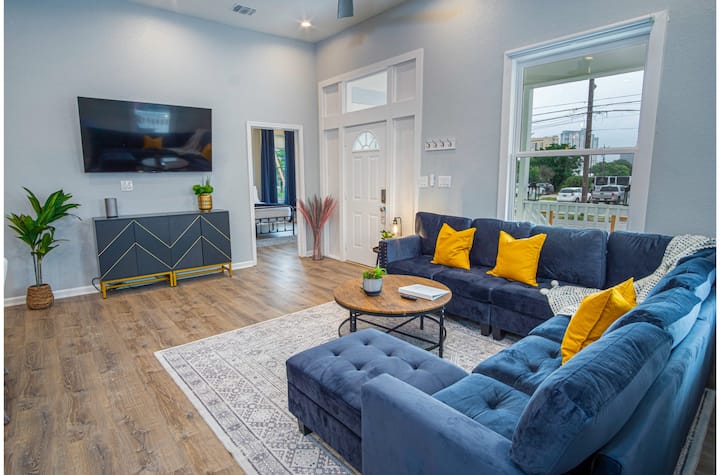 Dynamic 4br/3ba Home Near Downtown's Heart - San Antonio, TX