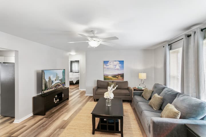 Modern New Apt Just 1/2 Mile To Dt Libertyville! - Libertyville, IL