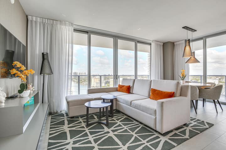 Walk To Hollywood Beach: Upscale 16th-floor Condo - Hallandale Beach, FL