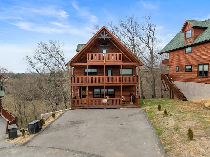 Mountain Retreat W/ Hot Tub & Games! Sleeps 10! - Sevierville, TN
