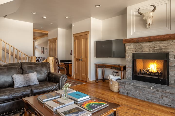 Club Condo 41- Hot Tub! Cross Country Ski Trail! - Big Sky, MT