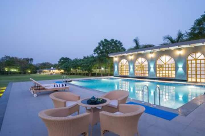 Stunning Retreat W/ Pool & Garden Hall -Breakfast - Gurugram