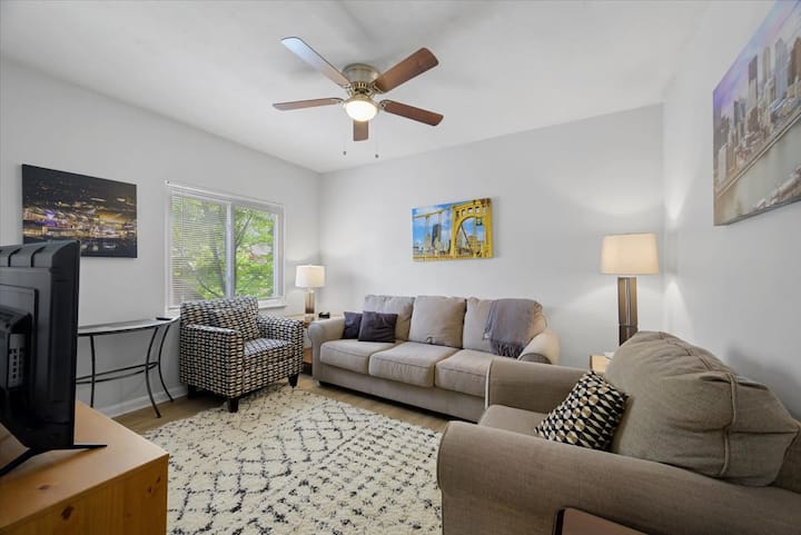 Modern Mt. Washington Retreat- Off Street Parking - Pittsburgh, PA