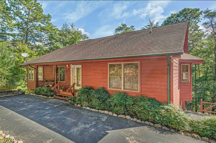 Mountain Peace - 4 Bedroom/hot Tub/secluded Cabin - Townsend, TN