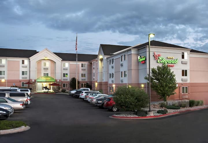 Close To Air Force Academy + Breakfast & Kitchen - Colorado Springs, CO