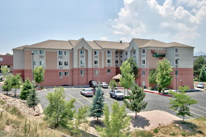 Free Breakfast | Sleeps Up To 4 Guests - Colorado Springs, CO