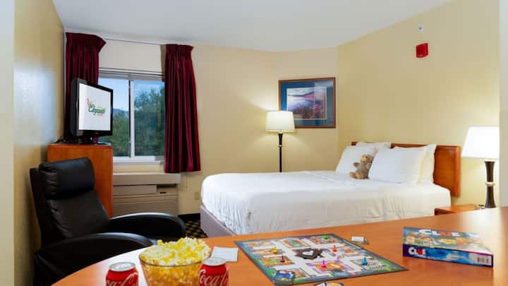 Free Breakfast | Sleeps Up To 4 Guests5 - Colorado Springs, CO