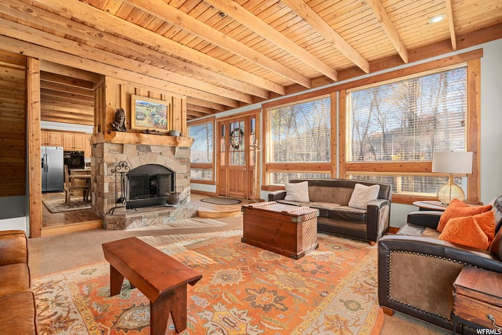 Sun Ridge- Spacious Open Plan, Hot Tub, Game Room - Sundance, UT