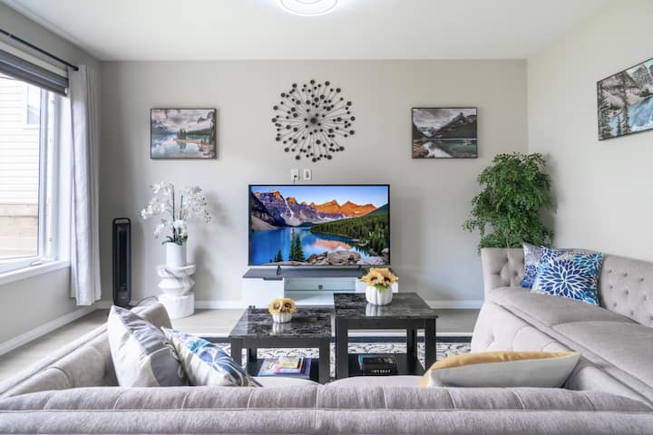 Modern Home Near Yyc | King Beds | 10 Guests - カルガリー
