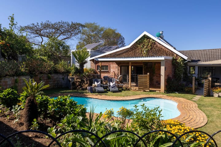 Modern Residence Overlooking Beautiful Garden - Pietermaritzburg