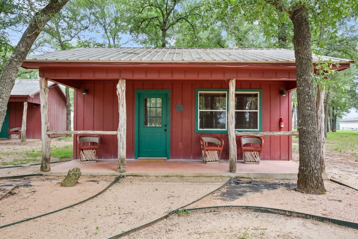 Large Groups! 6 Cabins, Lodge, Firepit | Sleeps 36 - Milano, TX