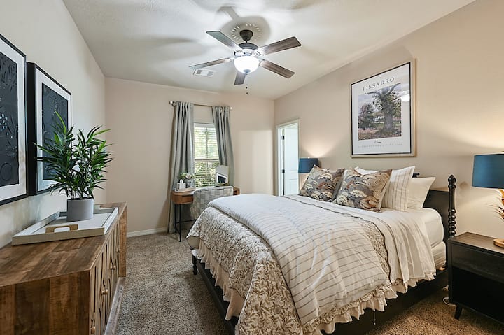 Uptown Aggie - Aggieland Vacation Rentals - Bryan, TX