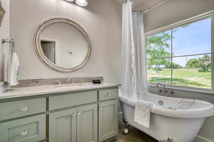 Country Gold | Cozy Farmhouse Escape - Navasota, TX