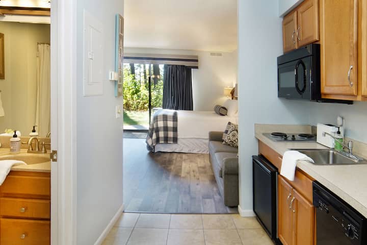Cozy Waterfront Studio Condo • Beach, Boat Rentals - East Bay Township