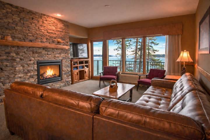 Lakefront Condo: Pool, Hot Tub, Deck, Fireplaces - Two Harbors, MN