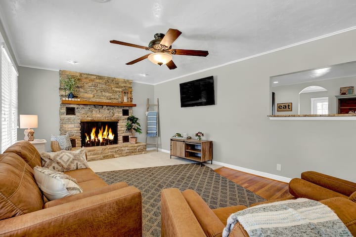 Bell Haus - Hot Tub, Fire Pit & Walk To Main St - Fredericksburg, TX