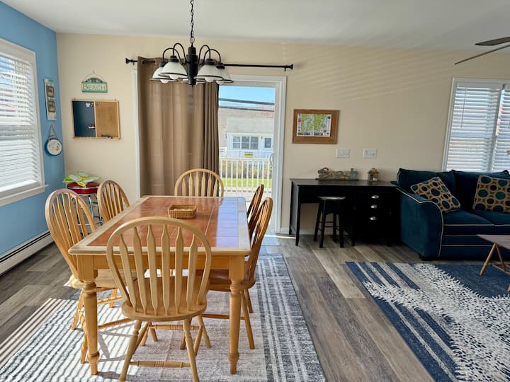 Sea Breeze Escape, Walkable To Scarborough Beach! - Narragansett, RI