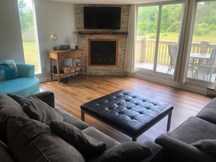 Spacious Townhouse In Leelanau County. Shared Pool - Glen Arbor, MI