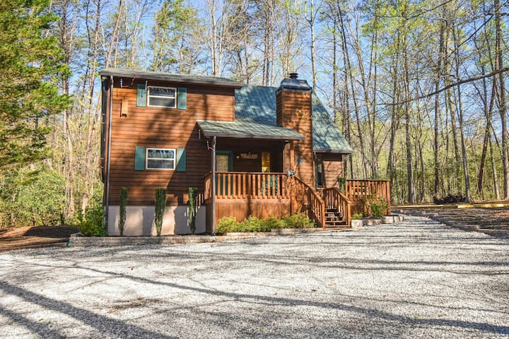 4br Cabin With Huge Backyard Firepit & Deck - Helen, GA