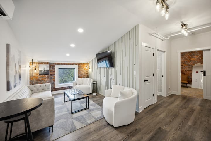Boutique Hotel | The Thomas Edison Suite - Louisville, KY