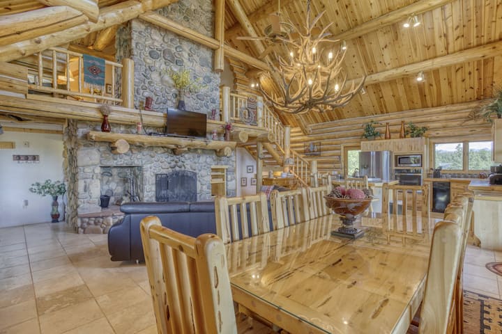 Luxurious Log Lodge, Mtn Views, Hot Tub, Game Room - Pagosa Springs, CO