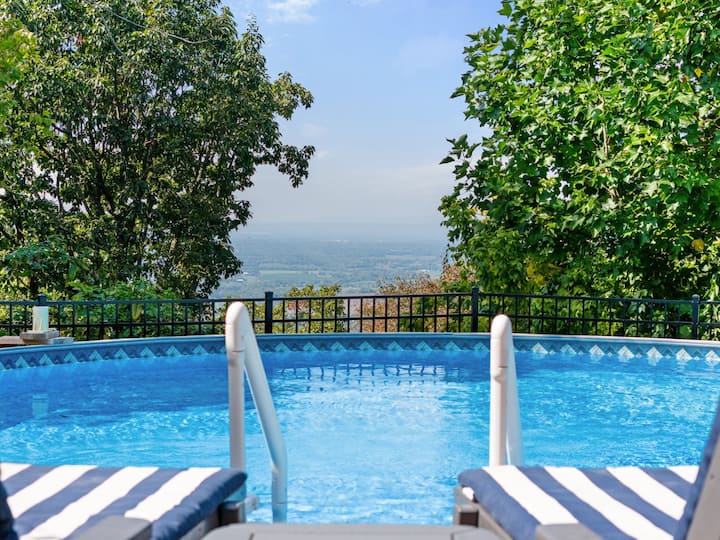 Mountaintop Cabin W/ Poolside Sunsets! - Breaux Vineyards, Purcellville