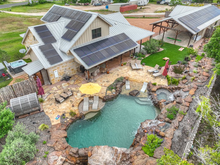 West End Luxury Retreat-pool/hot-tub & Sauna - Fredericksburg, TX