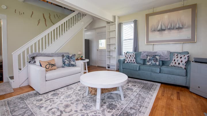 Wolffy's House On The Hill: A Cayuga Lake Cottage - Seneca Falls, NY