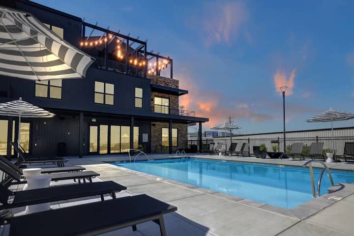 Spacious Oasis W/ Pool, Gym, & Stunning City Views - Homewood, AL