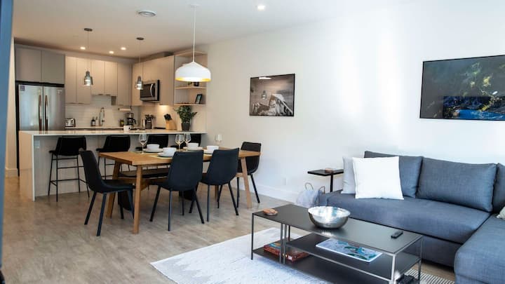 Birdies And Bears, Condo With Hot Tub! - Revelstoke