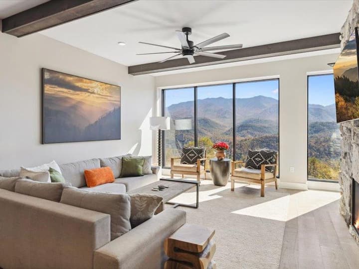 Stylish Modern 3 Br Condo + Views - Gatlinburg, TN