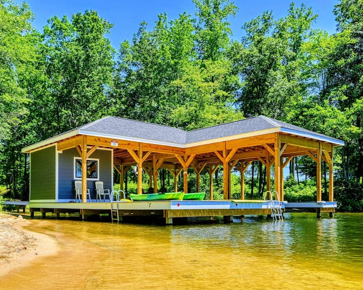 Lakefront Lake Anna With Cove, Dock, Deck, Hot Tub - Lake Anna, VA