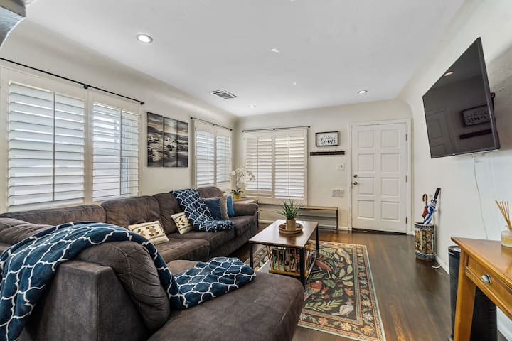 Bungalow Downtown, Easy Airport Access - San Diego, CA